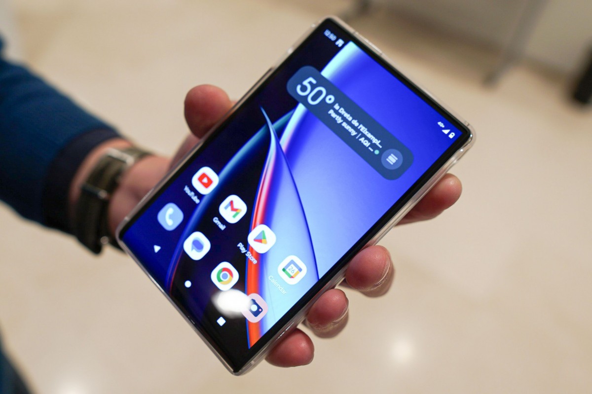 Motorola Moto Rizr Rollable Concept Showcased at MWC 2023